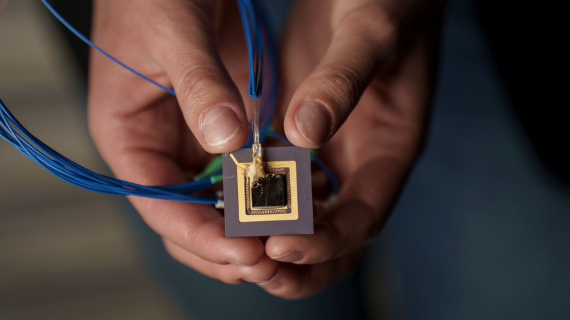 MIT student builds pocket-sized 3D printer that uses light to create ...