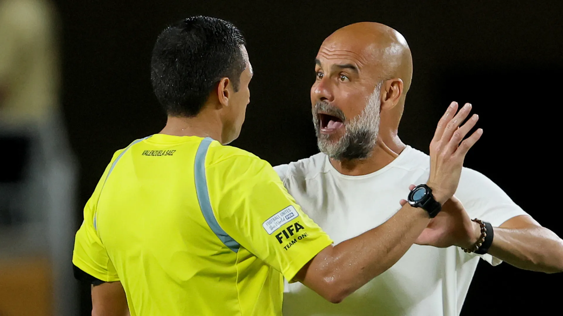 Oog in oog met de scheidsrechter: Guardiola's gebaar zorgt voor ...