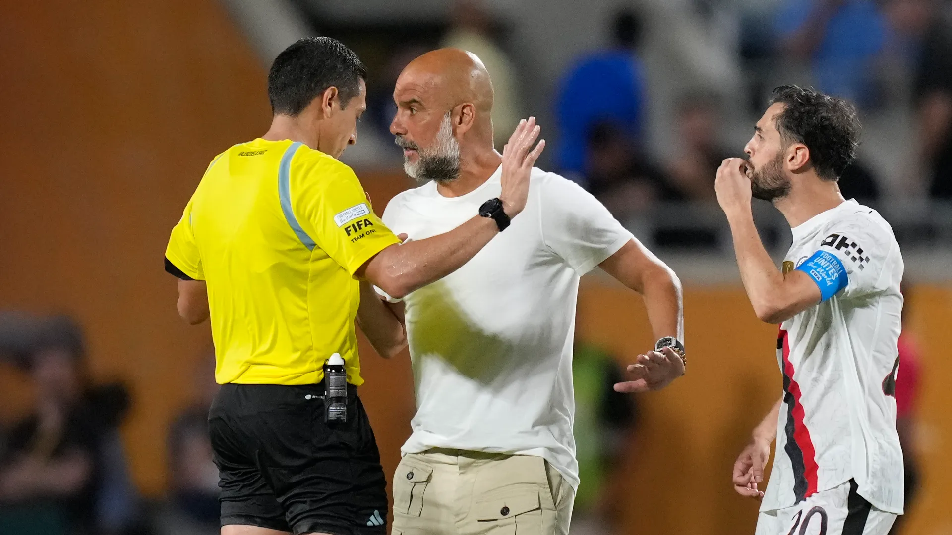 Oog in oog met de scheidsrechter: Guardiola's gebaar zorgt voor ...