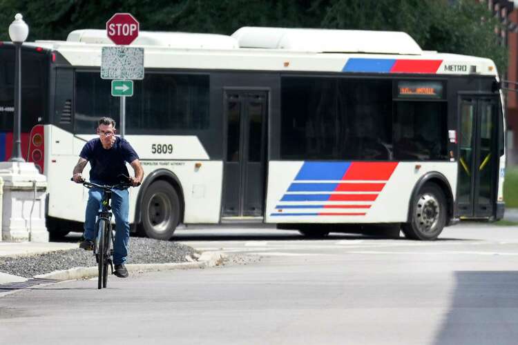 Houstonians urge Metro to add more buses, boost transit reliability in ...