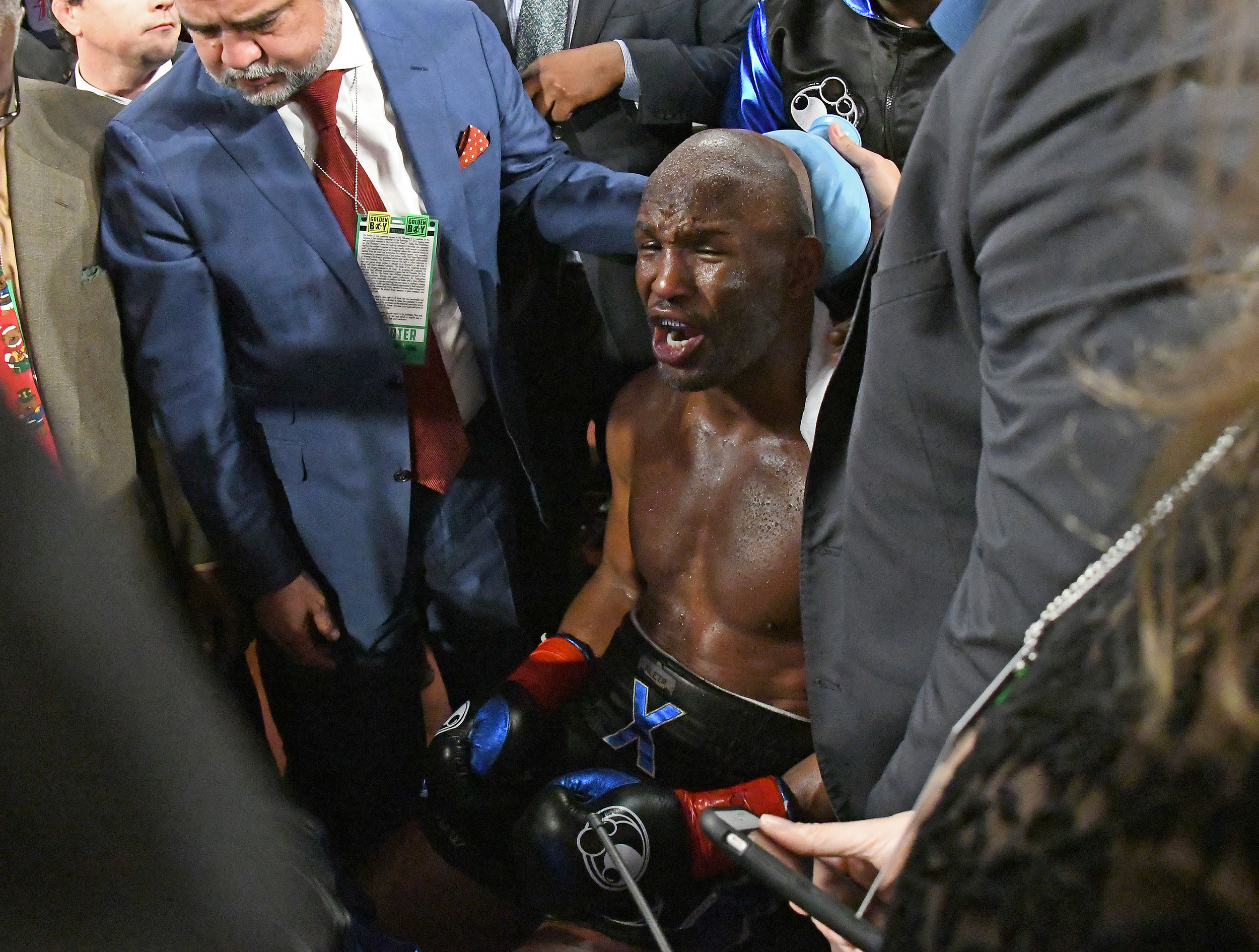 Bernard Hopkins Gives Rival His Flowers