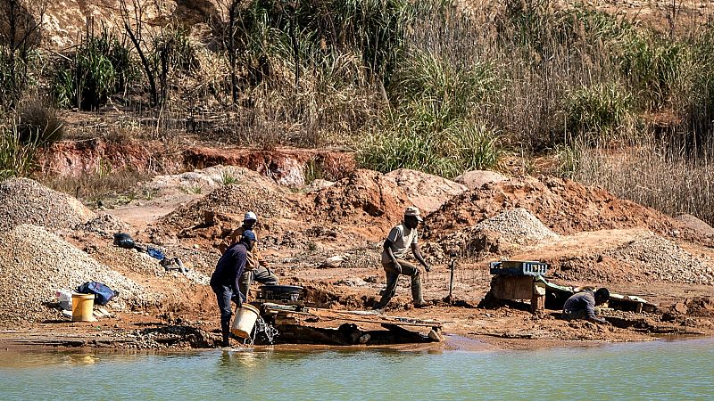 Comment les mines d'or d'Afrique de l’Ouest alimentent conflits et trafic