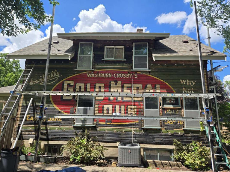 Minneapolis homeowner makes surprise discovery while replacing siding