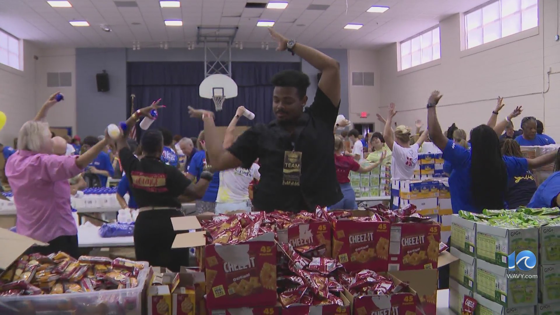 Mercy Chefs, Washington Commanders player, distributing backpacks in ...