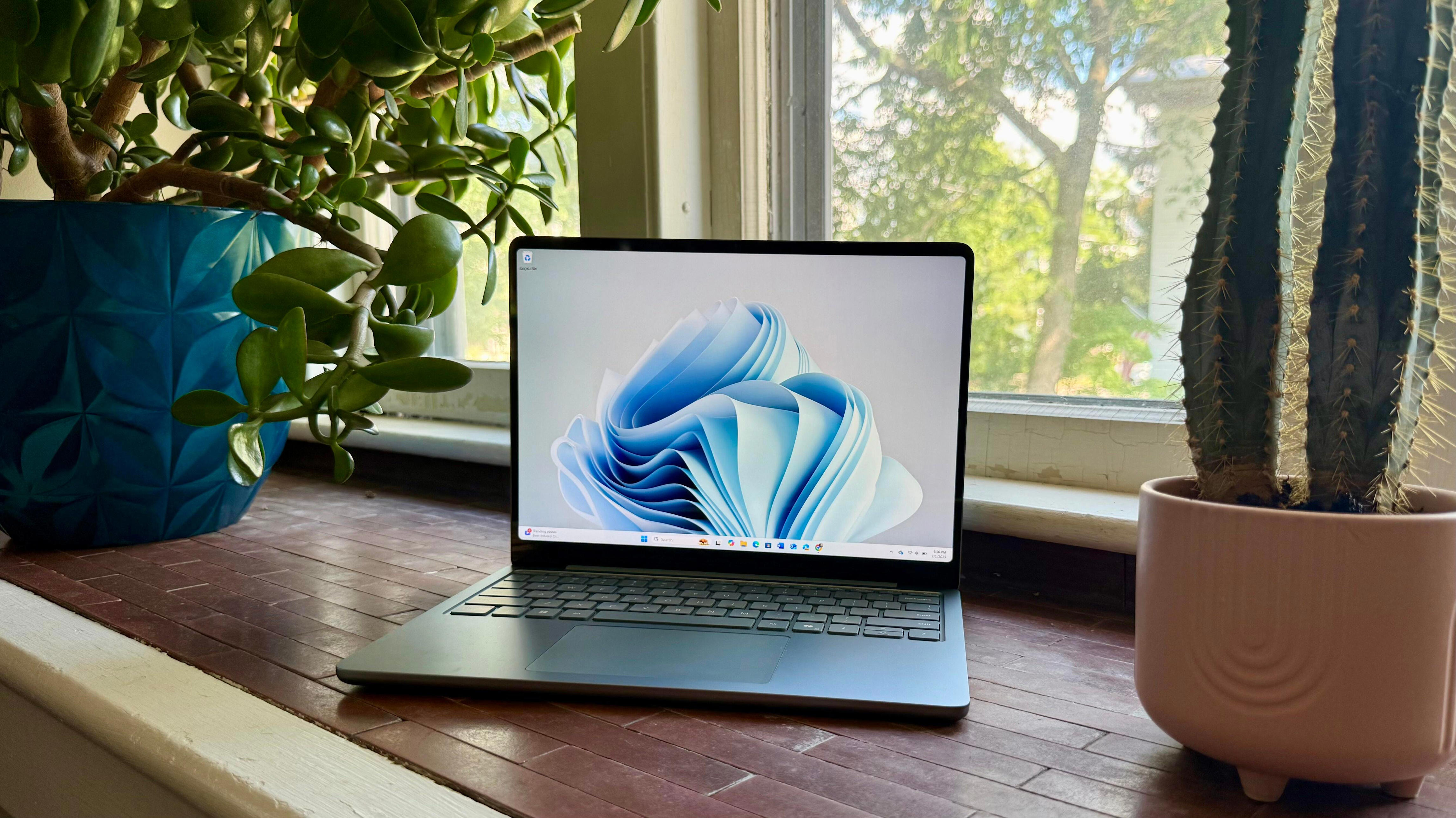I Like Microsoft's 13-Inch Surface Laptop, but the Larger Model Is the ...