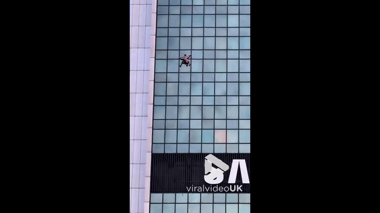 VV4979 Daredevil caught climbing building without harness