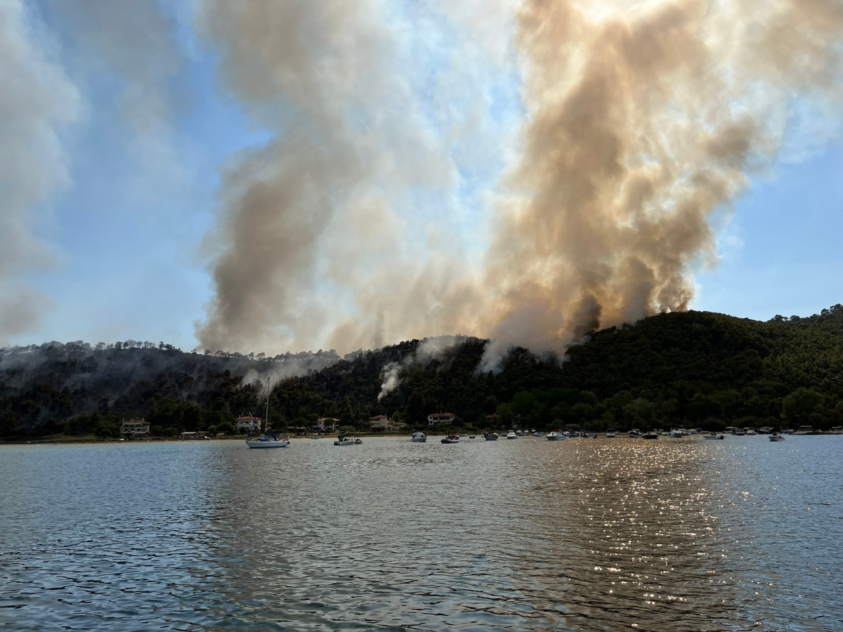 Μαίνονται οι φωτιές σε Ιεράπετρα και Χαλκιδική – Μάχη με τις φλόγες και ...