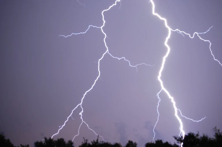 EXPLAINER: Why ‘heat lightning’ is a myth