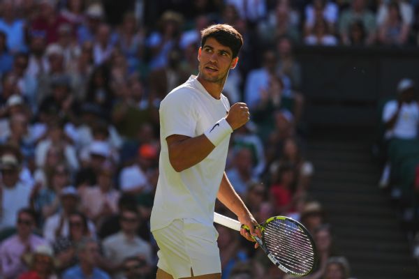 Carlos Alcaraz cruises past Oliver Tarvet at Wimbledon 2025