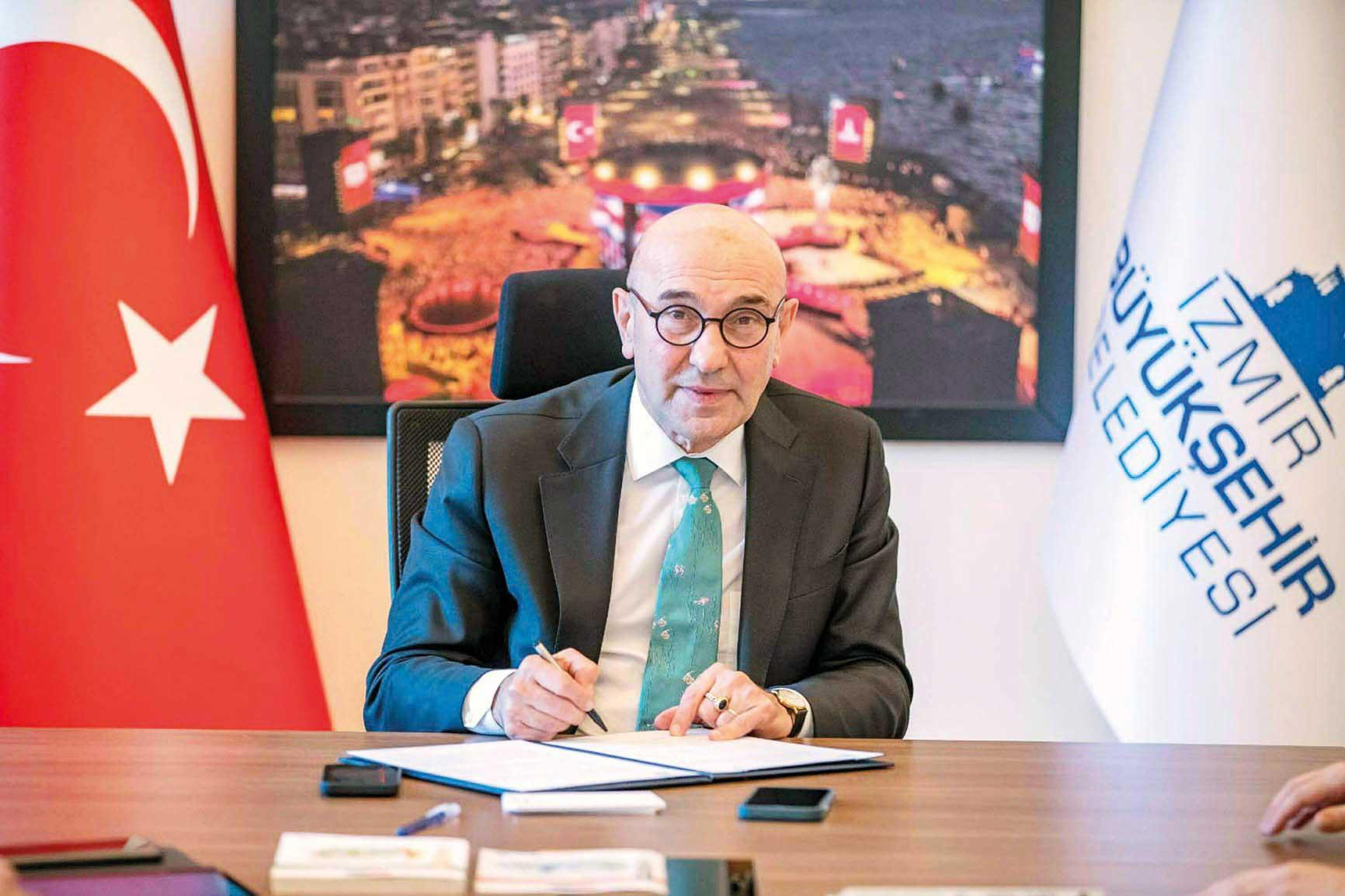 İzmir’deki operasyonda gözaltı sayısı 137’ye yükseldi İzmir’deki operasyonda gözaltı sayısı 137’ye yükseldi