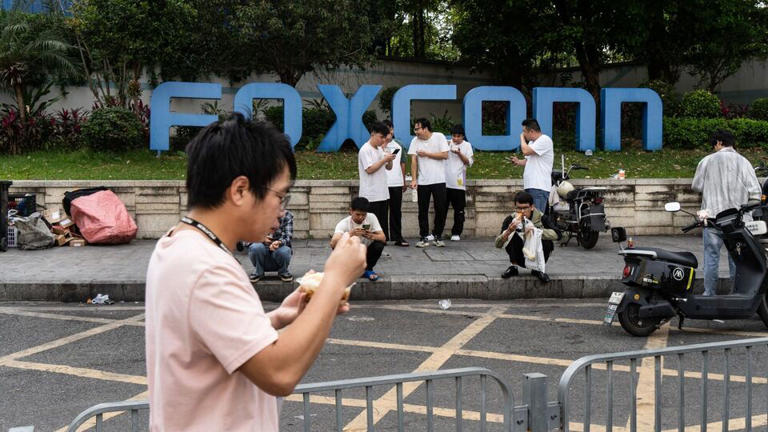 Foxconn asks Chinese staff to fly back home from India — What's the reason? What will be the ...