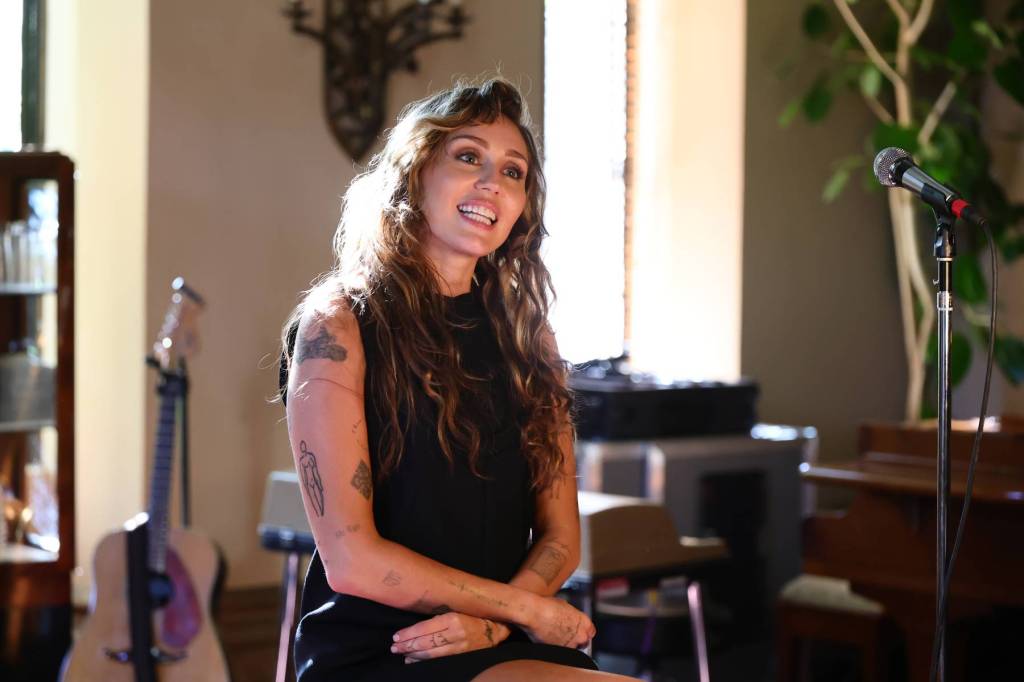 Miley Cyrus Shares Sweet Memory of Father in Reaction to Hollywood Walk ...