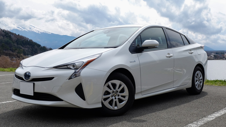 7 Essential Tips For Maintaining Your Hybrid Car's Battery Health