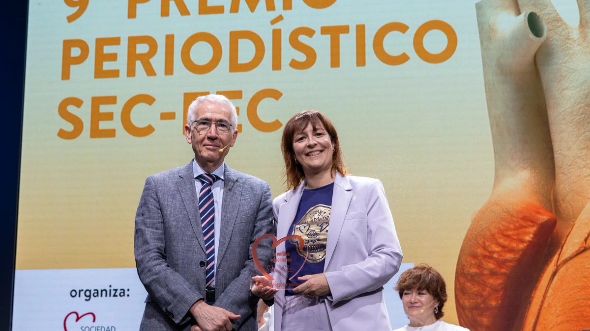 Raquel Bonilla recibe el Premio Periodístico en Cardiología