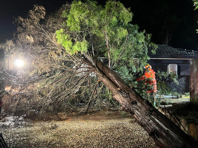 Powerful 'bomb cyclone' slams eastern Australia with 70 mph wind
