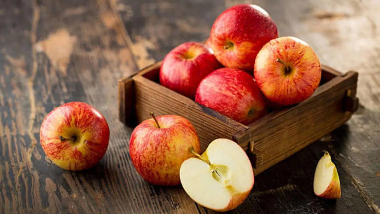 How Many Calories Does an Apple Have? Here's How Much You Should Eat in ...