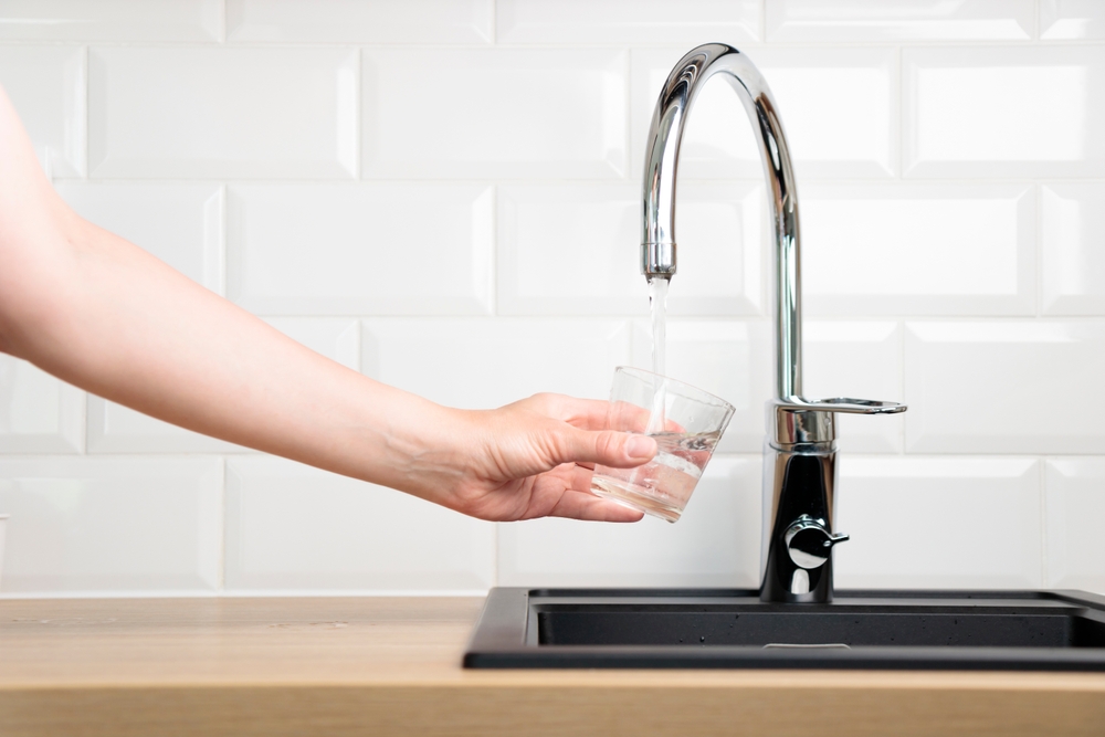 Warum warmes Wasser am Morgen Ihrem Körper guttut