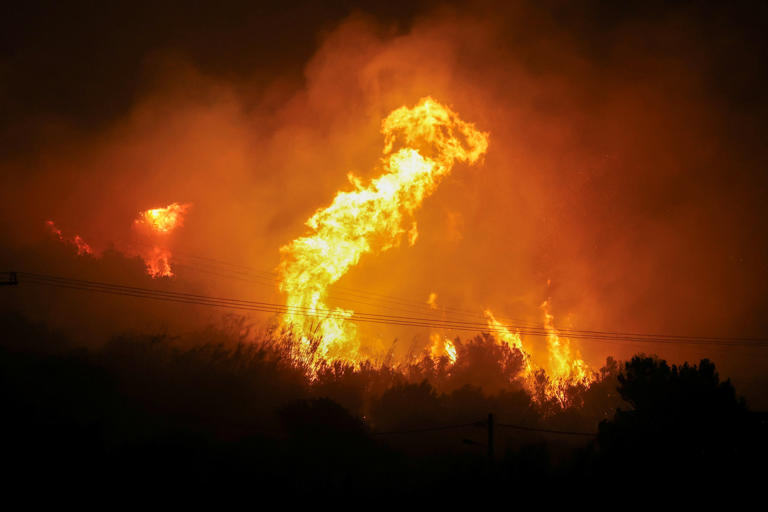 Crete wildfire latest: Tourists and homeowners forced to evacuate as ...