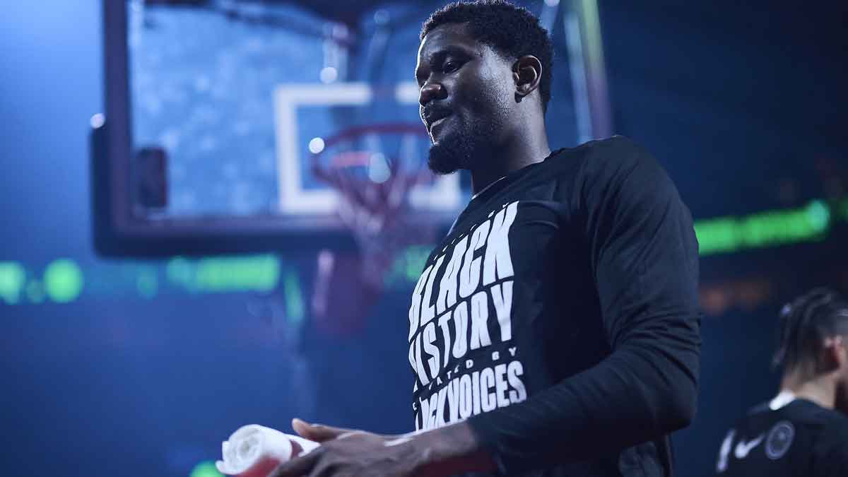 Lakers rumors: 1 sneaky reason behind Deandre Ayton signing