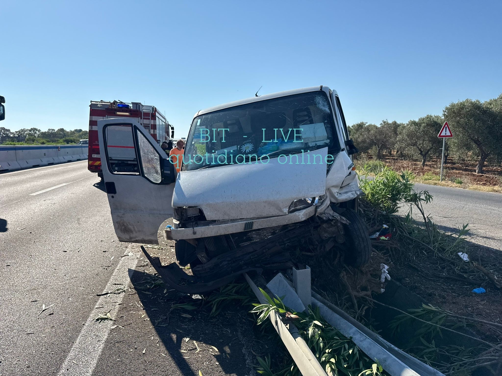 Furgone si schianta contro il guardrail e rischia di invadere la superstrada: due donne ferite