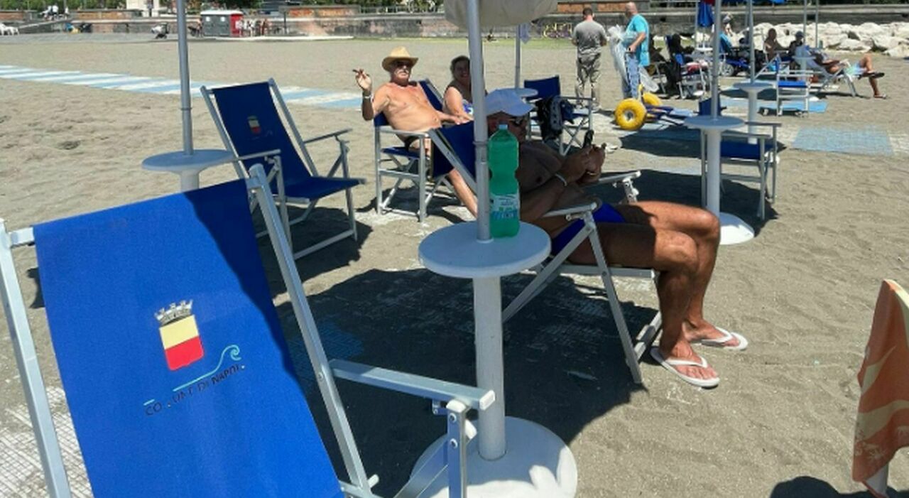Napoli, l'assessore Trapanese: «Scomparse due sedie dalla spiaggia alla Rotonda Diaz, che delusione»