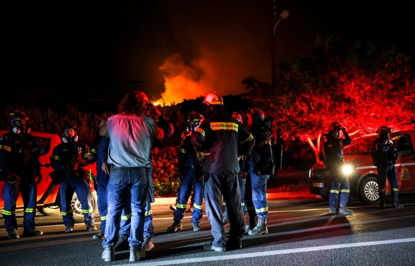 Μαίνεται σε τρία μέτωπα η πυρκαγιά στην Ιεράπετρα εν μέσω θυελλωδών ...