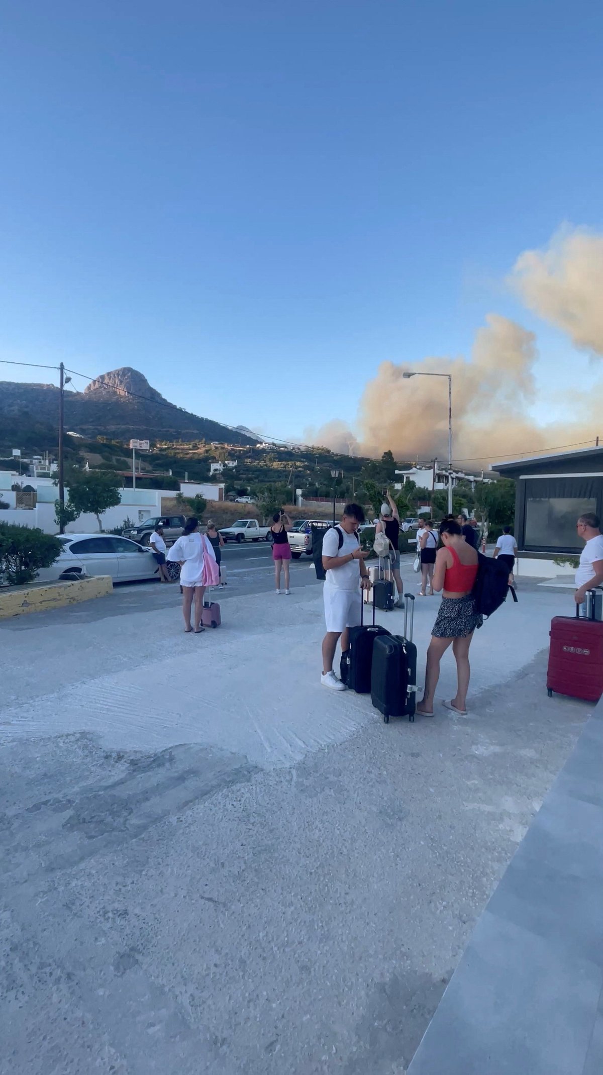 Crete wildfire: Tourists evacuated as rapidly spreading blaze threatens ...