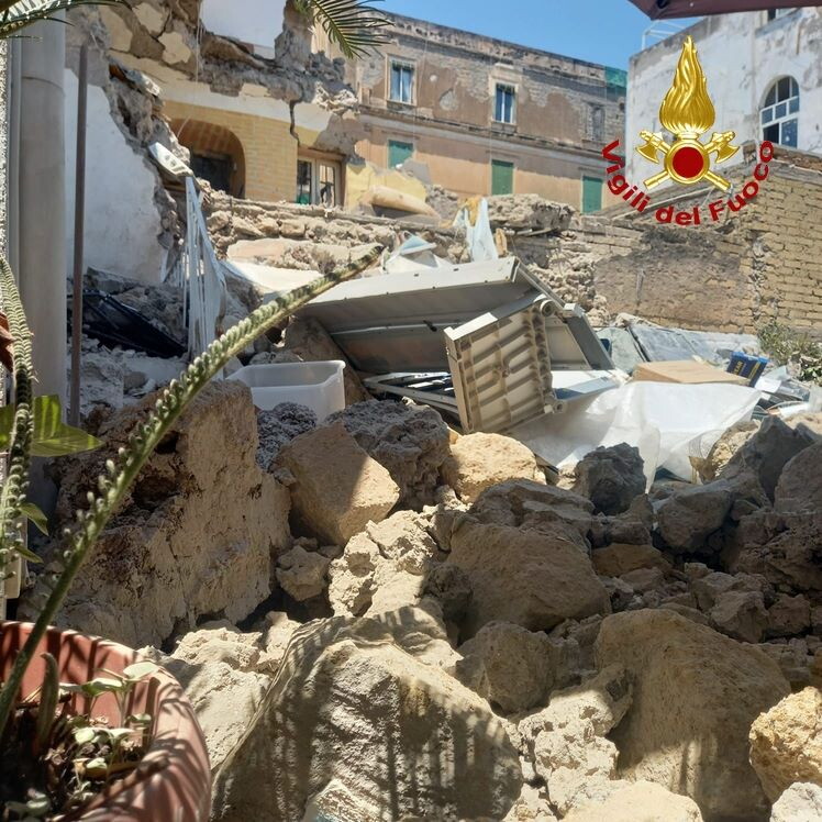 Esplosione in una palazzina di Torre del Greco, morto un 64enne