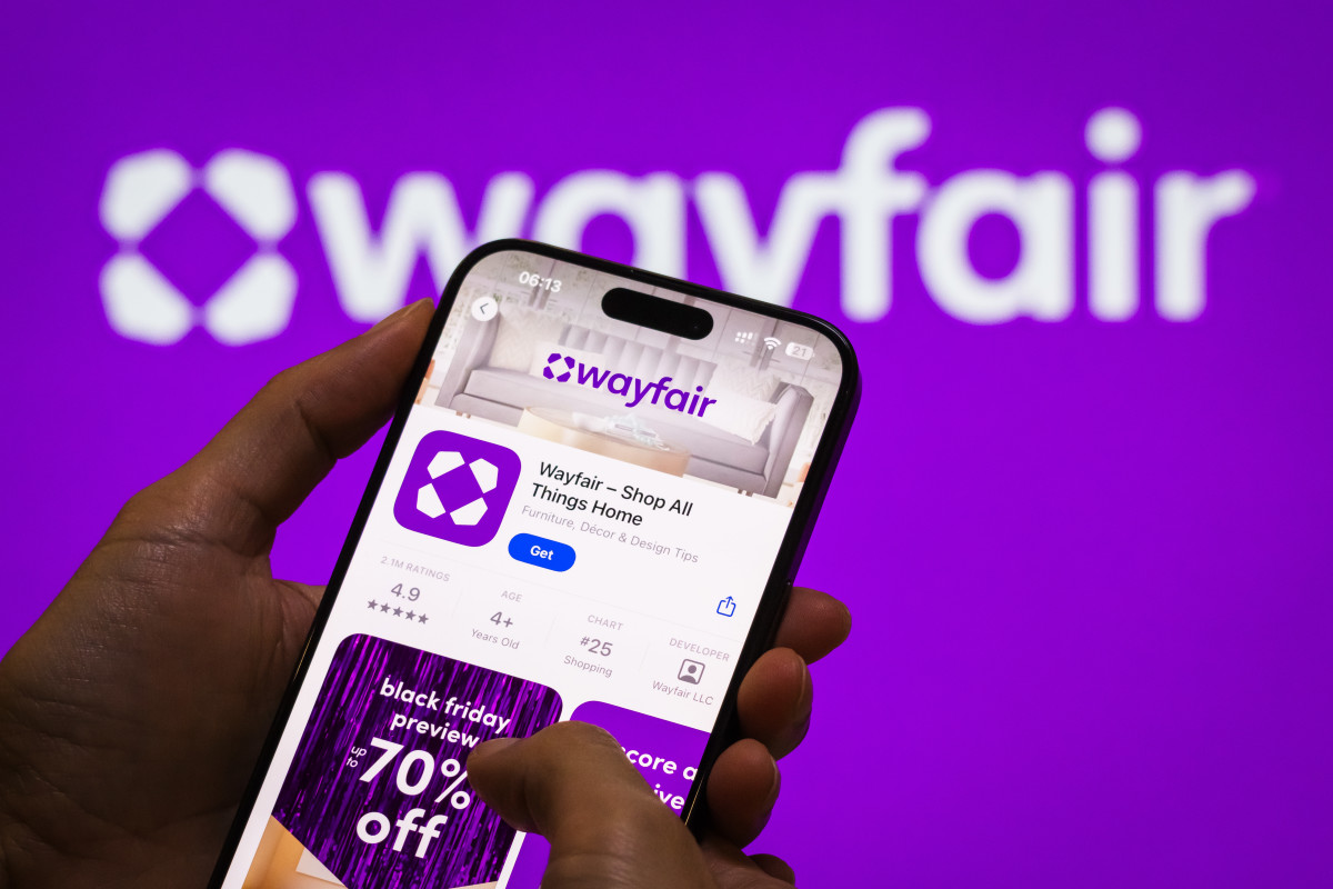 Wayfair’s ‘Beautiful’ and ‘Sturdy’ Glass Top Dining Table Is Nearly 50% ...