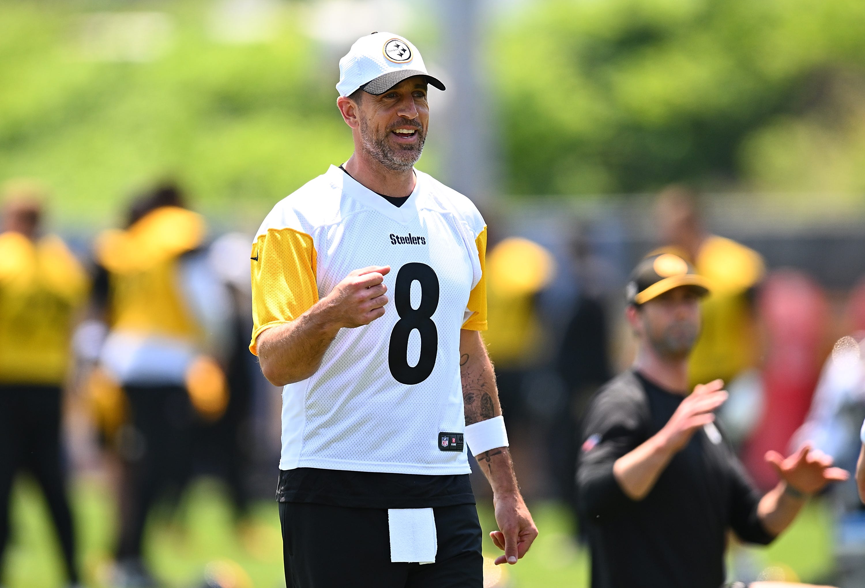 Aaron Rodgers' interaction with 'autograph hound' goes viral at Lake ...