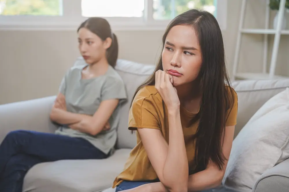 15 Toxic Friendship Traits That Belong In The Wild, Not Your Group Chat