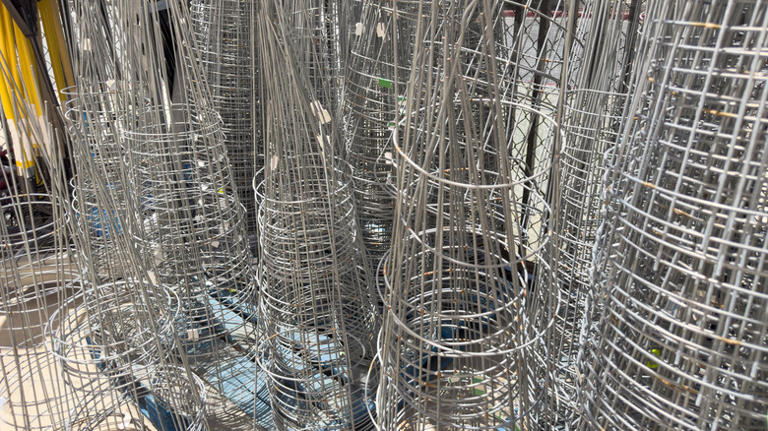 Transform An Old Tomato Cage Into A Cool And Refreshing Birdbath For ...