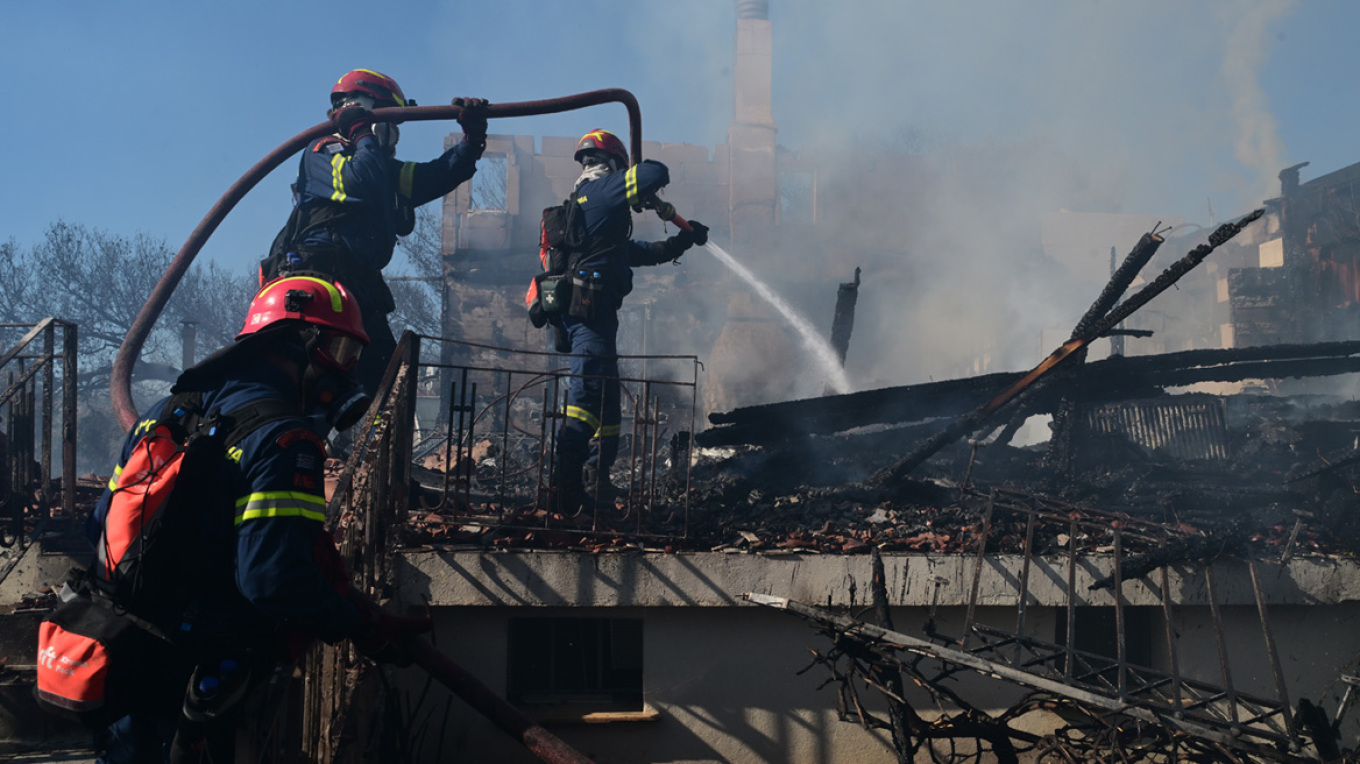 Φωτιά στη Ραφήνα: Καταστροφές σε σπίτια και 57 απεγκλωβισμοί σε Ραφήνα ...