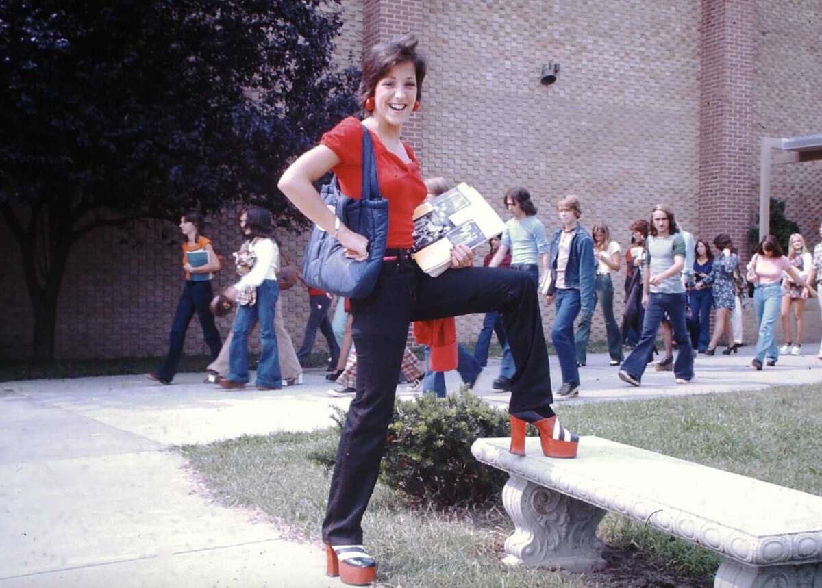 35 Vintage Photos That Perfectly Capture 1975