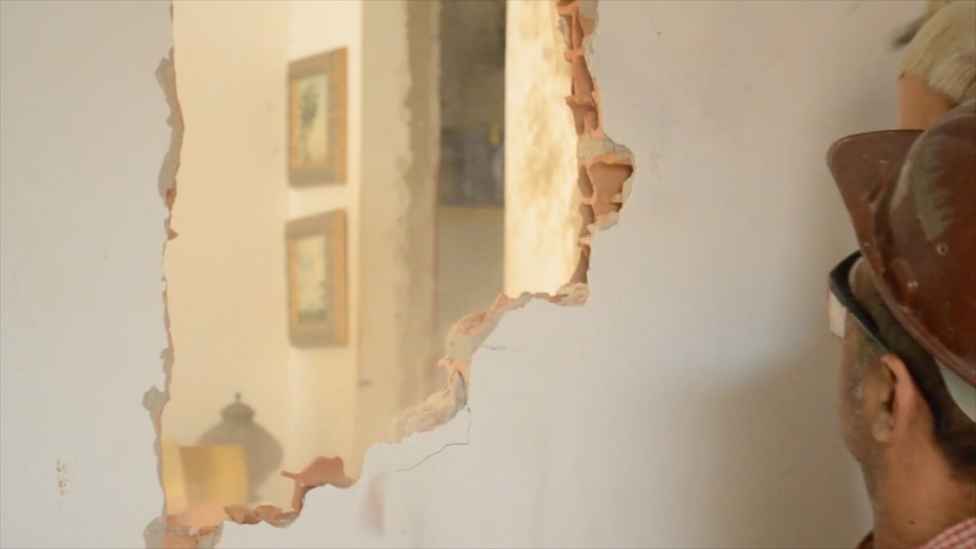 How To Brighten Your Windowless Apartment With These Simple Tips