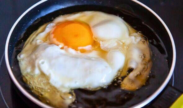 How to make perfect fried eggs without using any oil or butter - chef ...