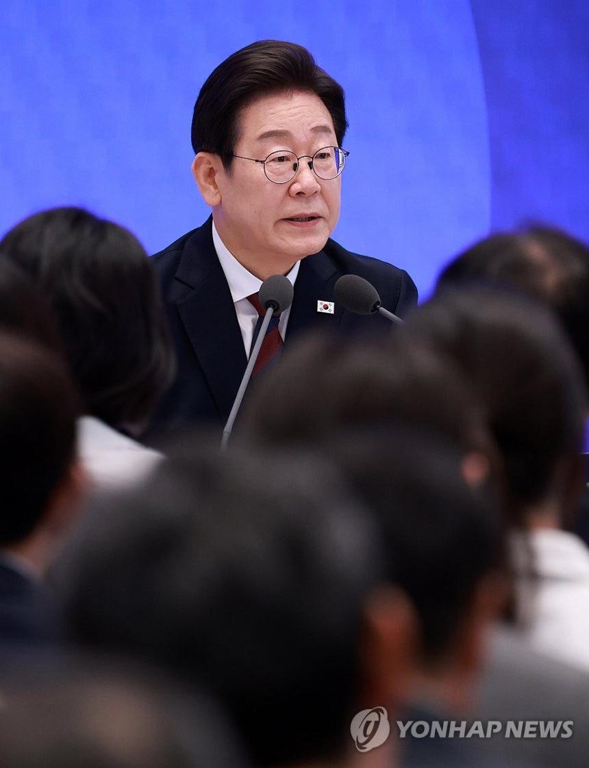 Collar-neck blouse designs to team with sarees