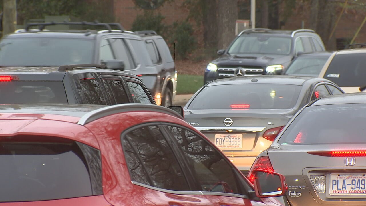 Multi-vehicle crash shuts down I-485 inner loop in north Charlotte