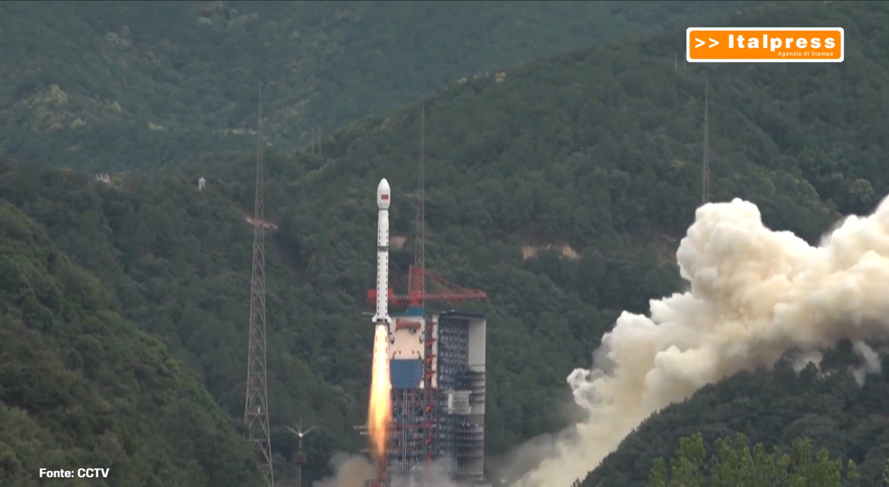 La Cina lancia in orbita un nuovo satellite. A che cosa serve VIDEO