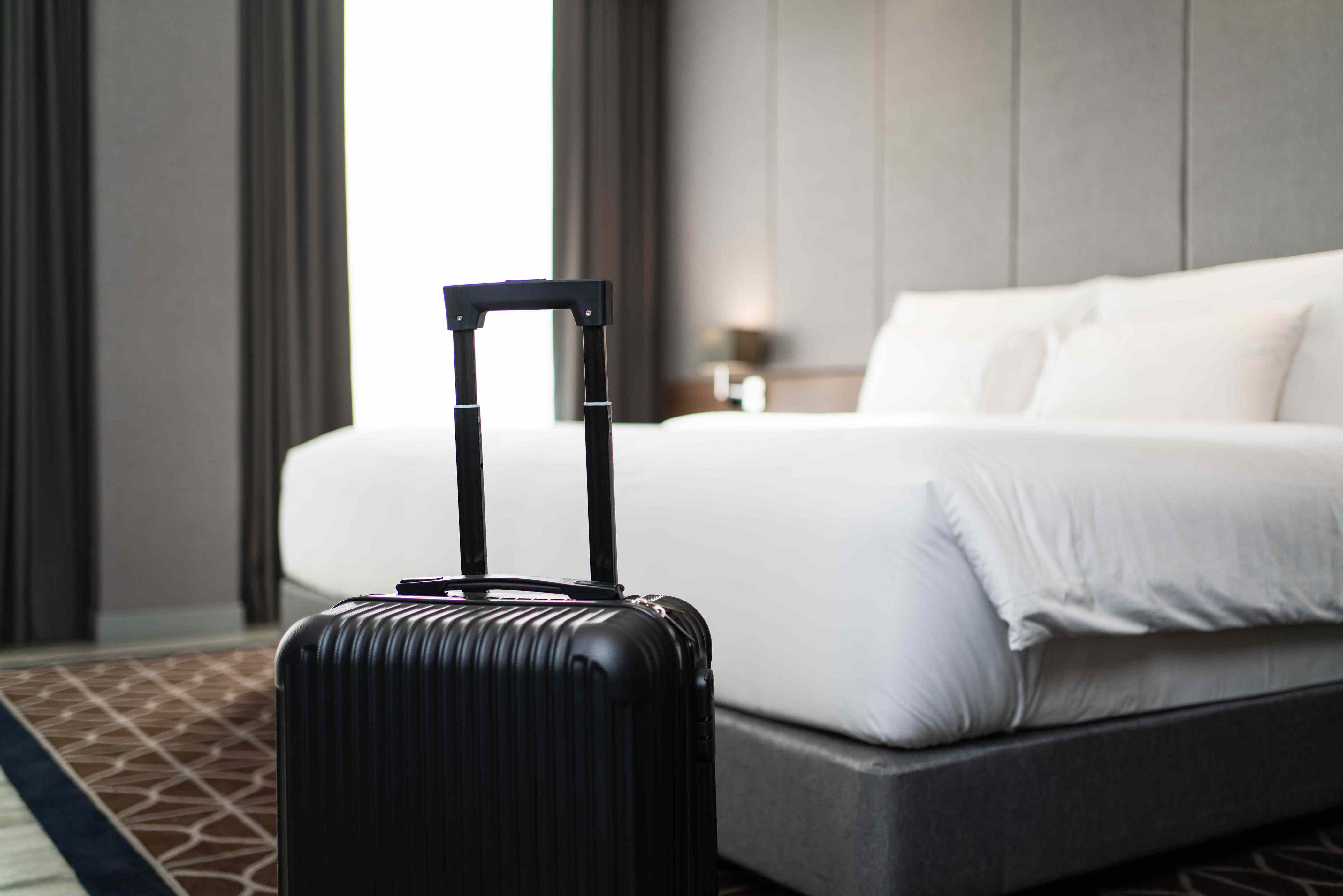 Why you should never leave your luggage on hotel room floor