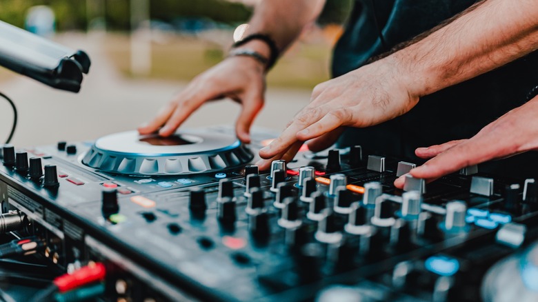 How To Build Your First DJ Deck: A Beginner's Guide