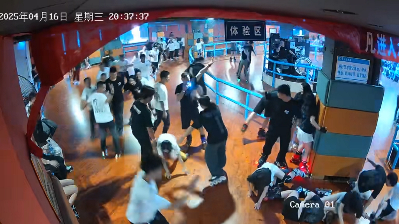 Roller skate pile-up causes domino fall in Guangzhou, China