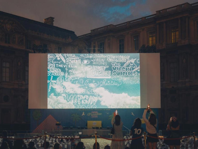¿Adiós al museo? Convierten el Louvre en un cine al aire libre