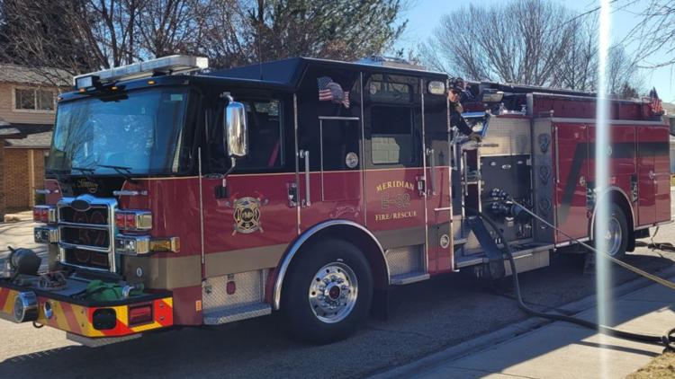 Neighbor alerts sleeping resident to early morning fire in Meridian