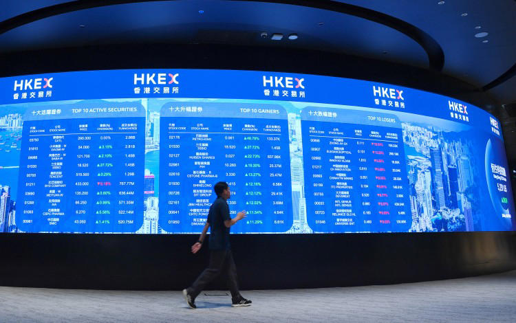 Hong Kong stocks slide as traders shun risks before July 9 deadline on ...