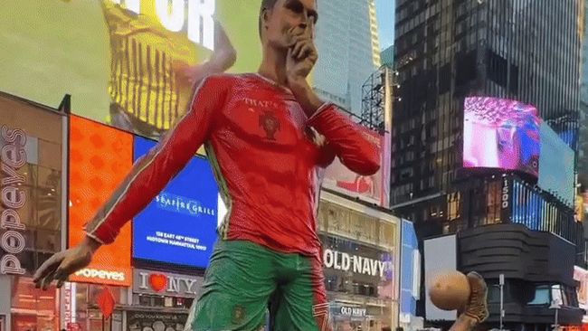 12-Foot-Tall Statue of Cristiano Ronaldo Rolls Through Times Square