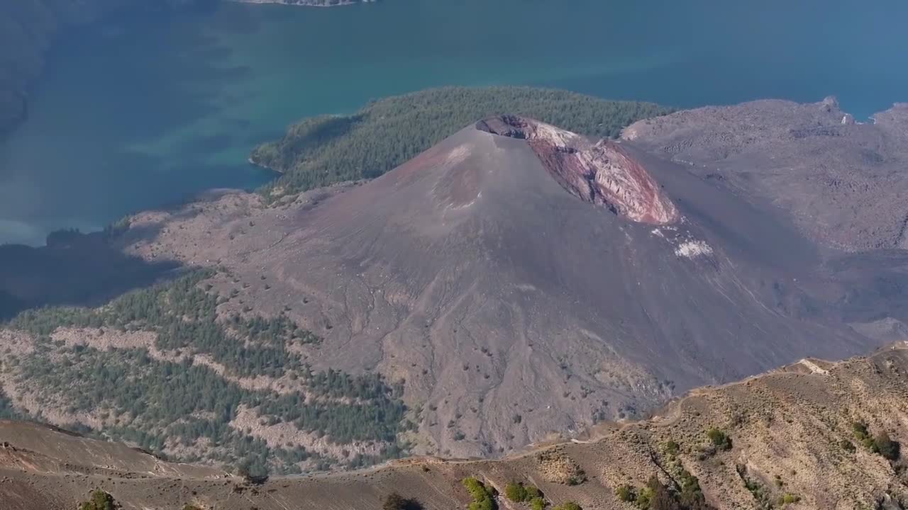Monte Rinjani: vista de drone do vulcão ativo da Indonésia