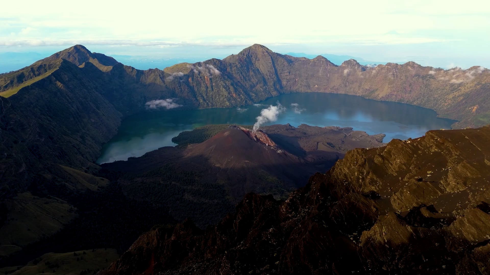 Gunung Rinjani: Pemandangan dari Drone Gunung Berapi Aktif di Indonesia
