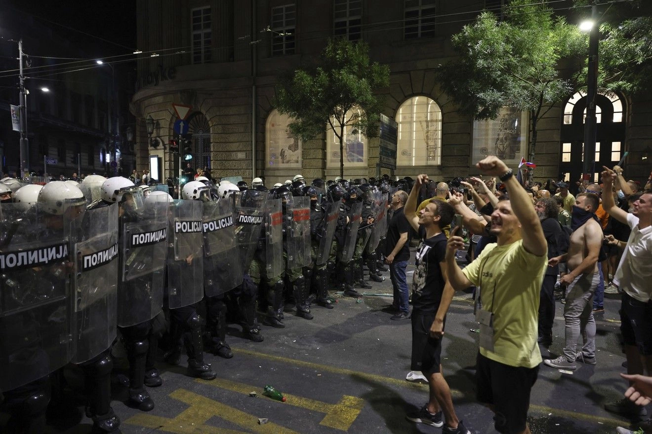 Σερβία: Οι φοιτητές απαντούν στη βία και τις συλλήψεις - Μπλόκα σε όλη ...