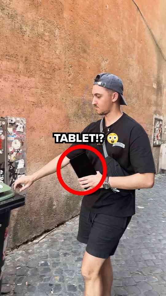 Reuse your old laptop as an art piece